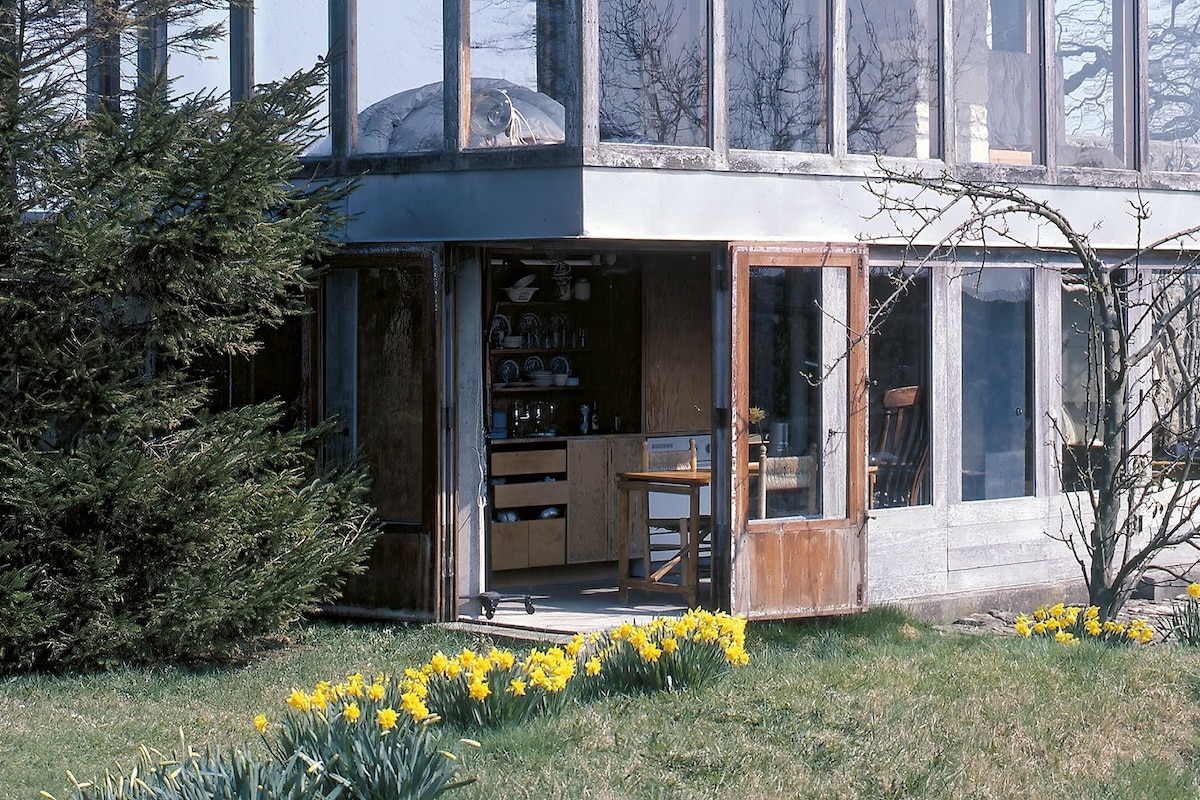 Inside Upper Lawn, Britain’s Most Beautiful Brutalist Country Home ...