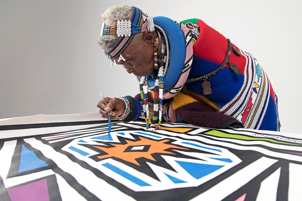 How Artist Esther Mahlangu Fuses Tribal Tradition With Abstraction ...